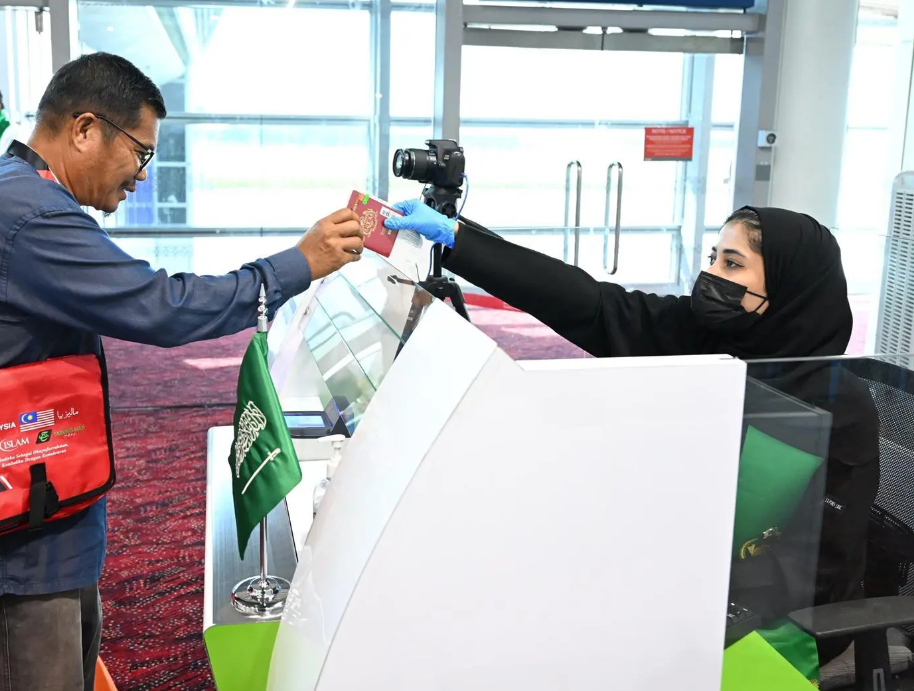 Saudi Women Assist Pilgrims in Malaysia via Makkah Route Program – KSA3